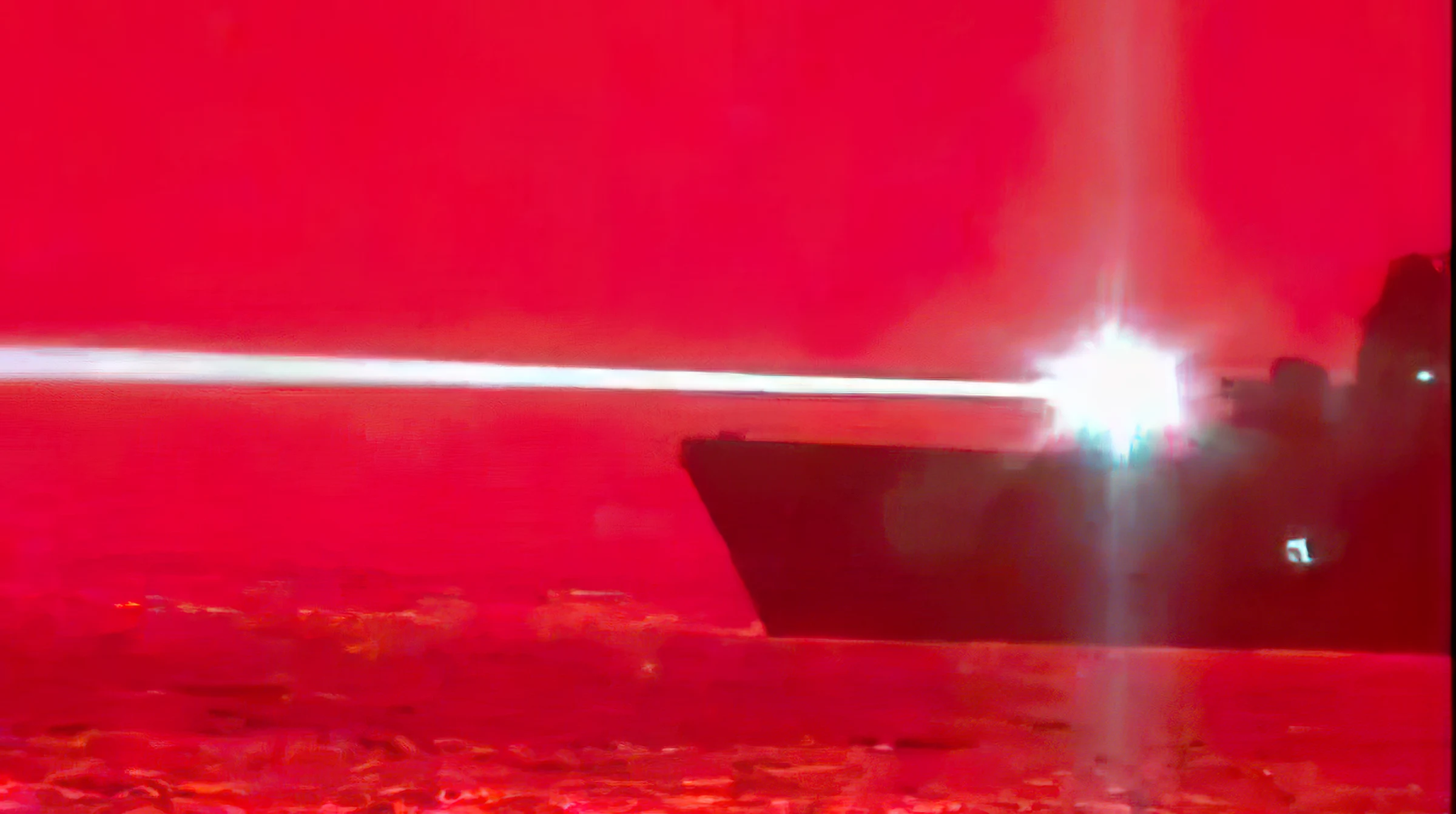 El USS Preble prueba el arma láser HELIOS disparándola al mar ...