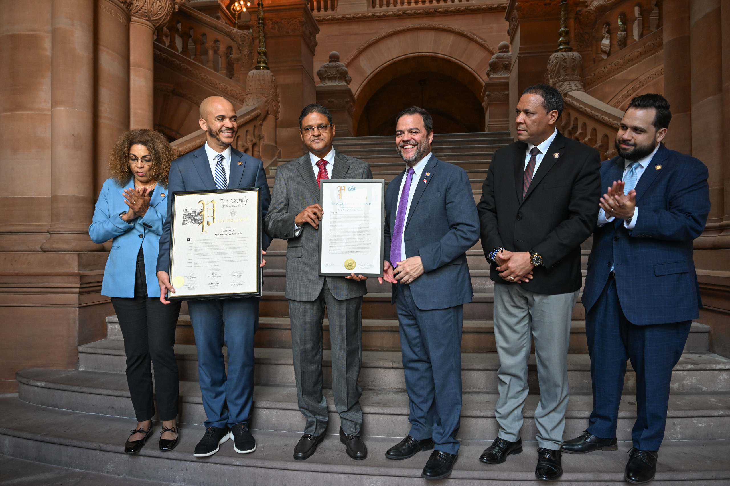 El Senado de Nueva York honra al director del COE y la DAEH por su ...